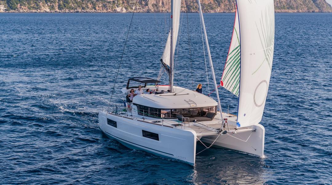 LAGOON 40 (CAT) | Kiriacoulis Mediterranean